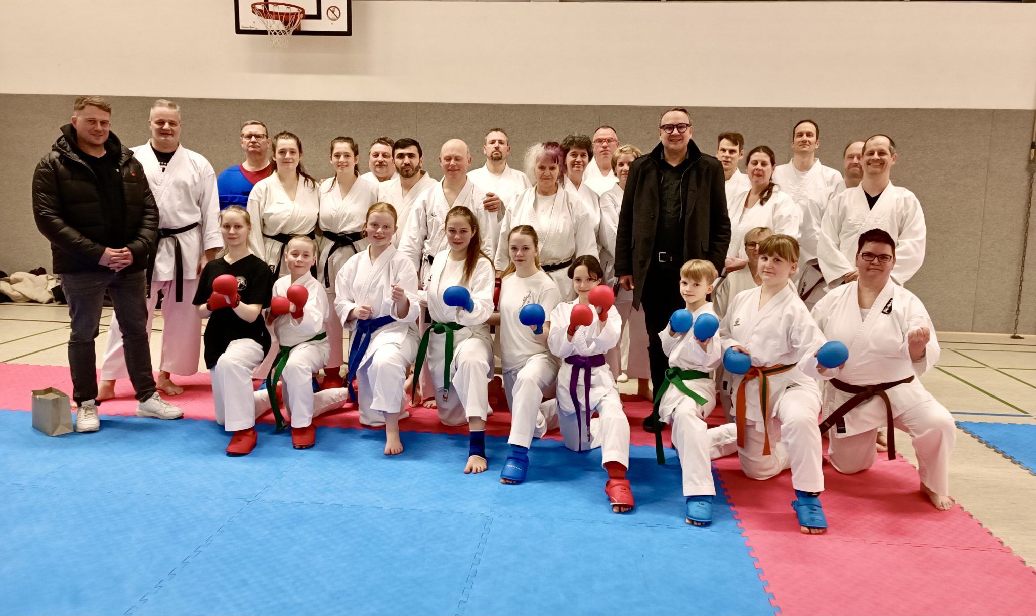 Bürgermeister Markus Baier besucht die Kampfsportler des Dojo Lemgo ...