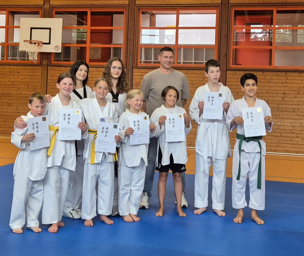 Taekwondo: 16 Prüflinge meistern die Herausforderung der neuen Prüfungsordnung mit Bravour ...